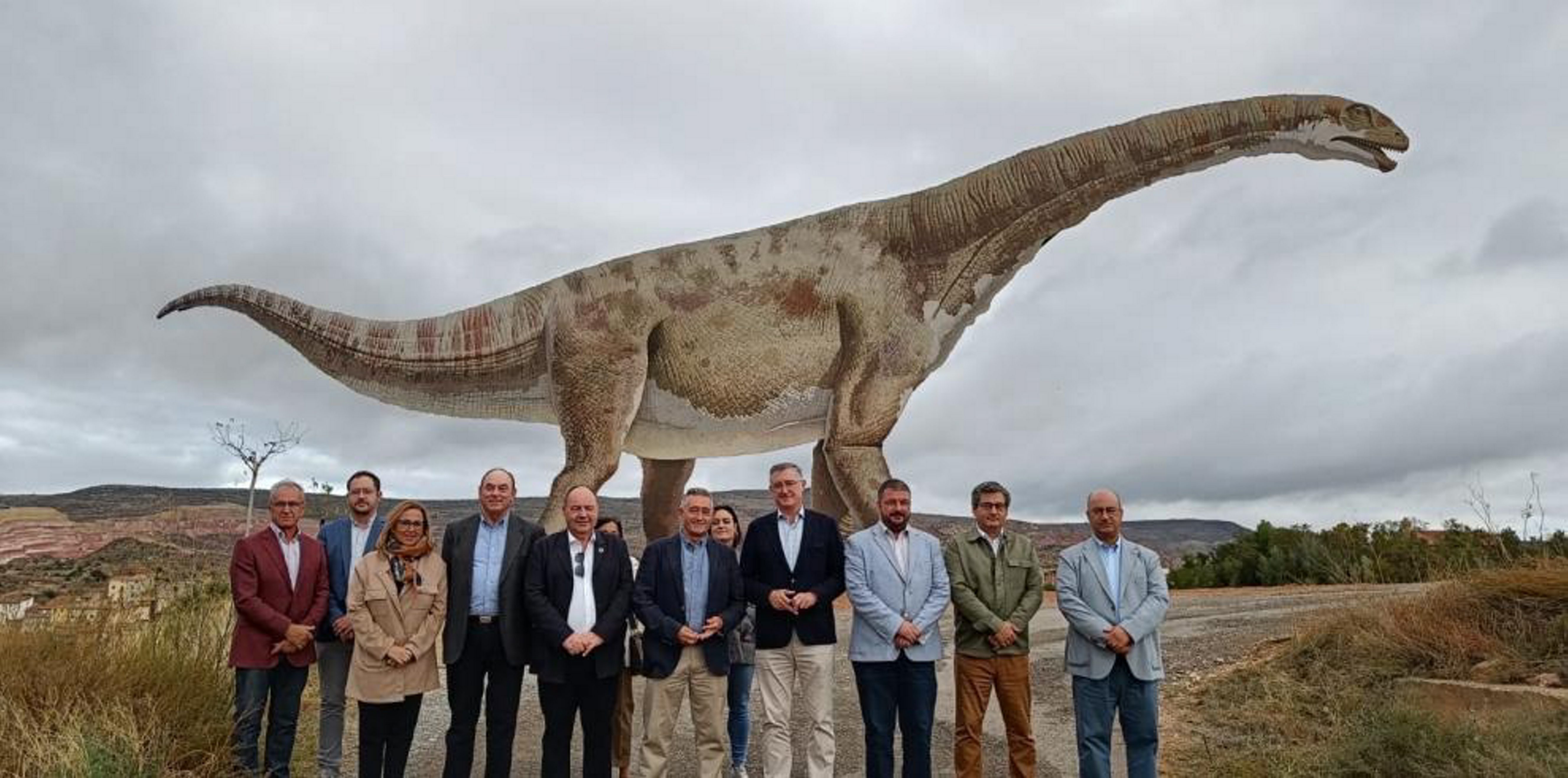Un ‘Turiasaurus’ a tamaño natural camina en Riodeva