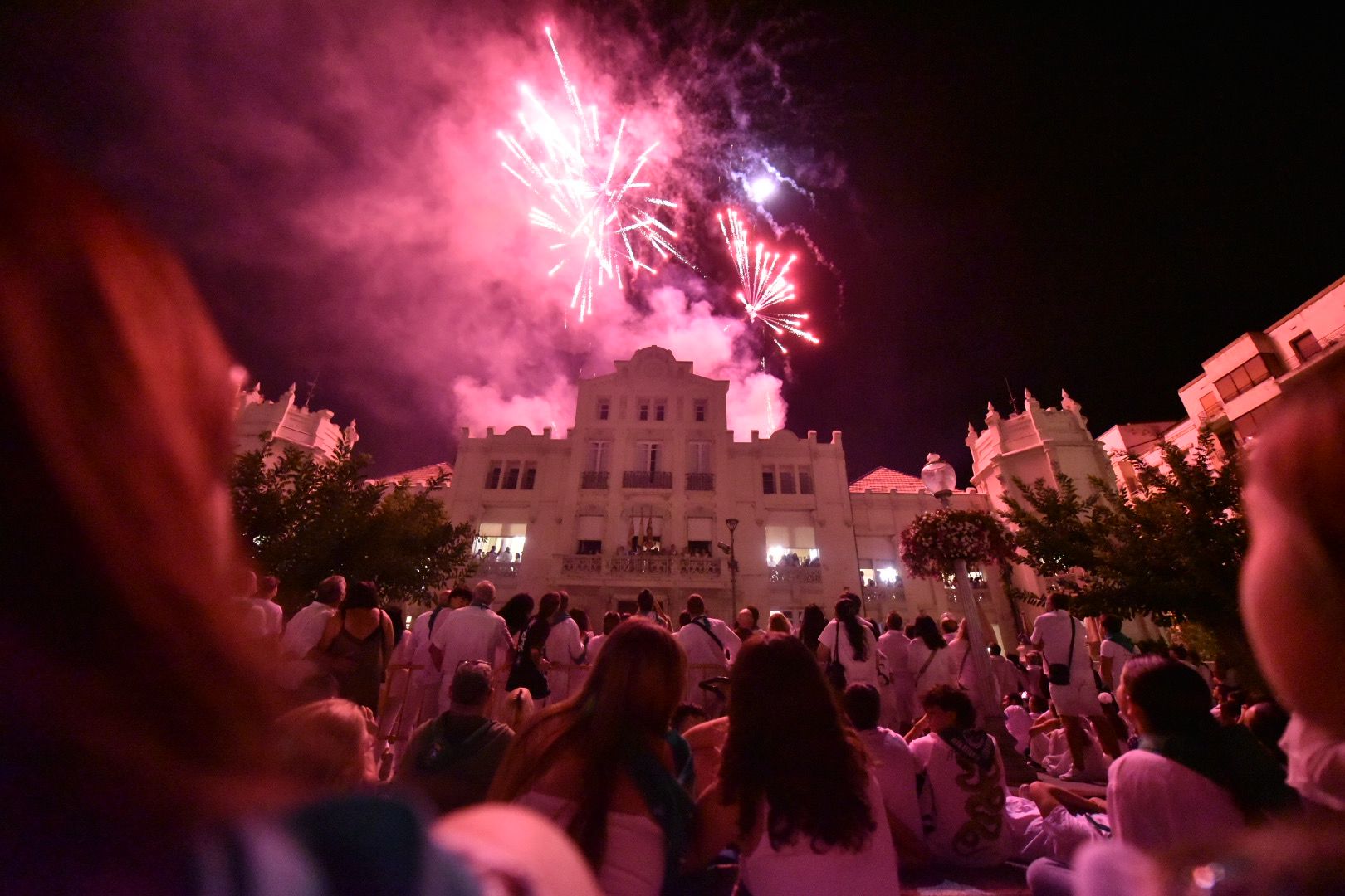 Más de 1.000 cohetes iluminan el cielo en la traca final