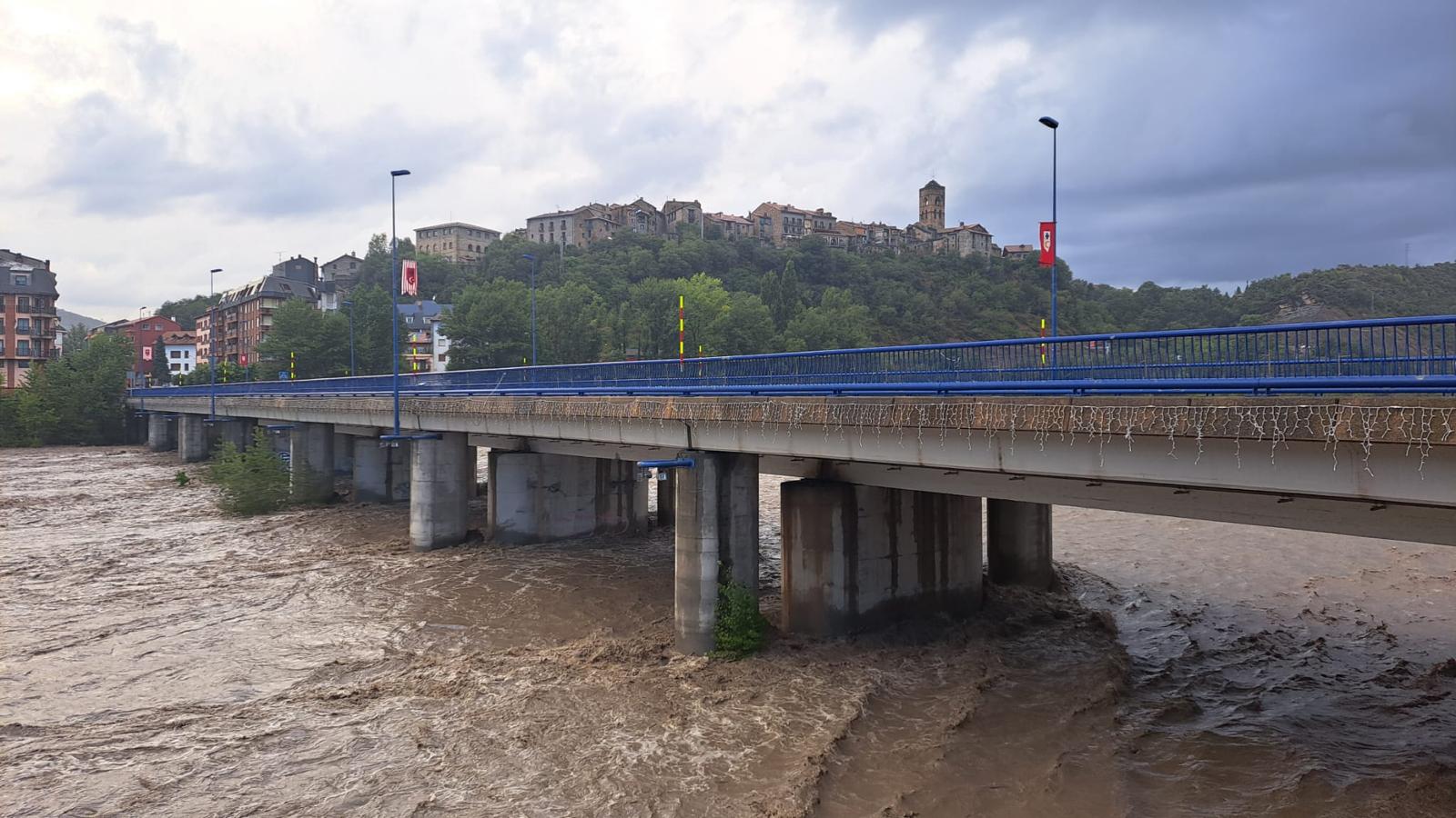 Más imágenes del aumento del caudal del Cinca la mañana de este sábado