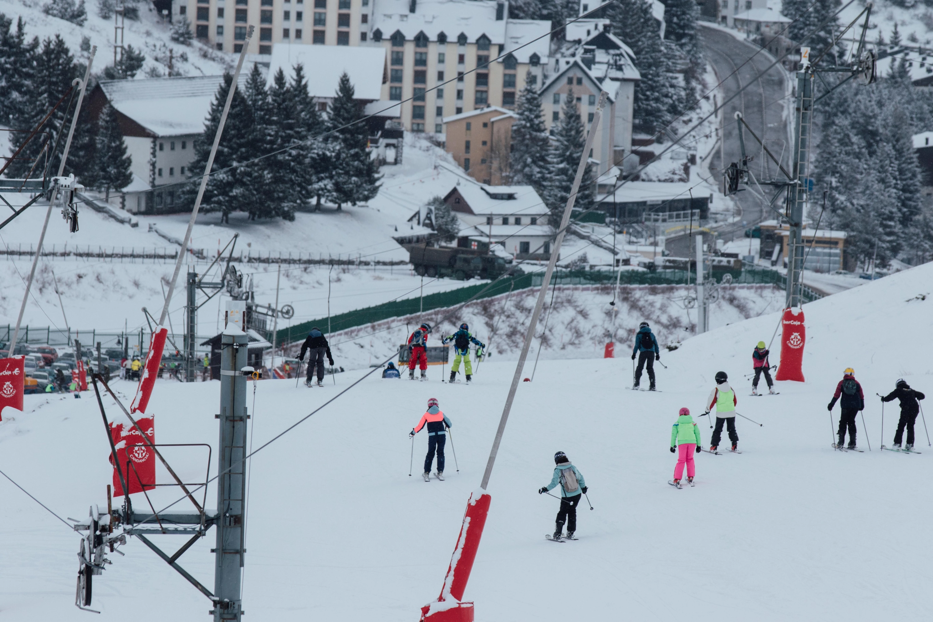 Los esquiadores disfrutan en Astún-Candanchú, que cuenta con 10 cm de ...