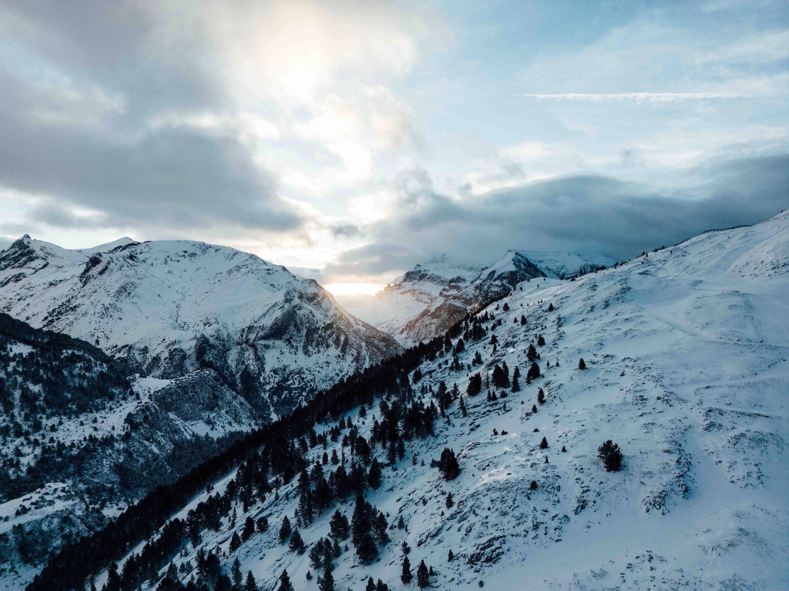 Los esquiadores disfrutan en Astún-Candanchú, que cuenta con 10 cm de ...