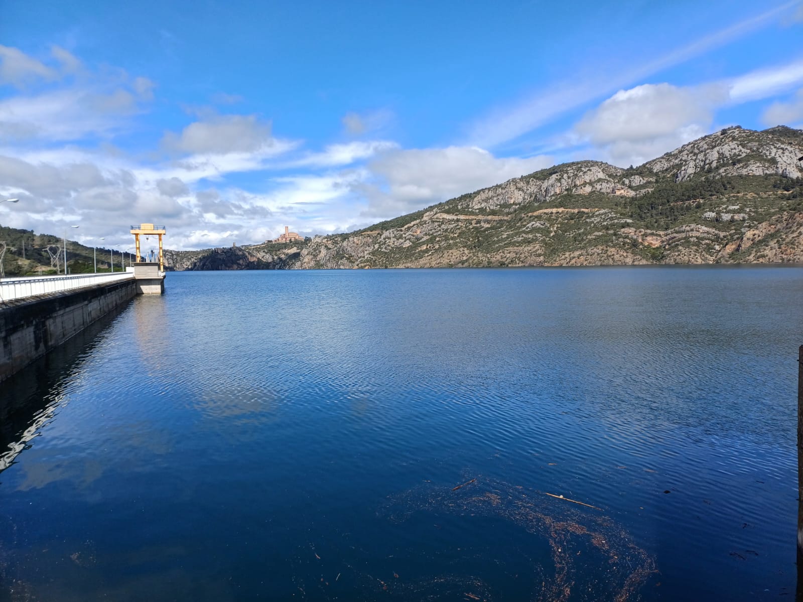 Los embalses de Huesca siguen soltando agua ante las crecidas de los ríos