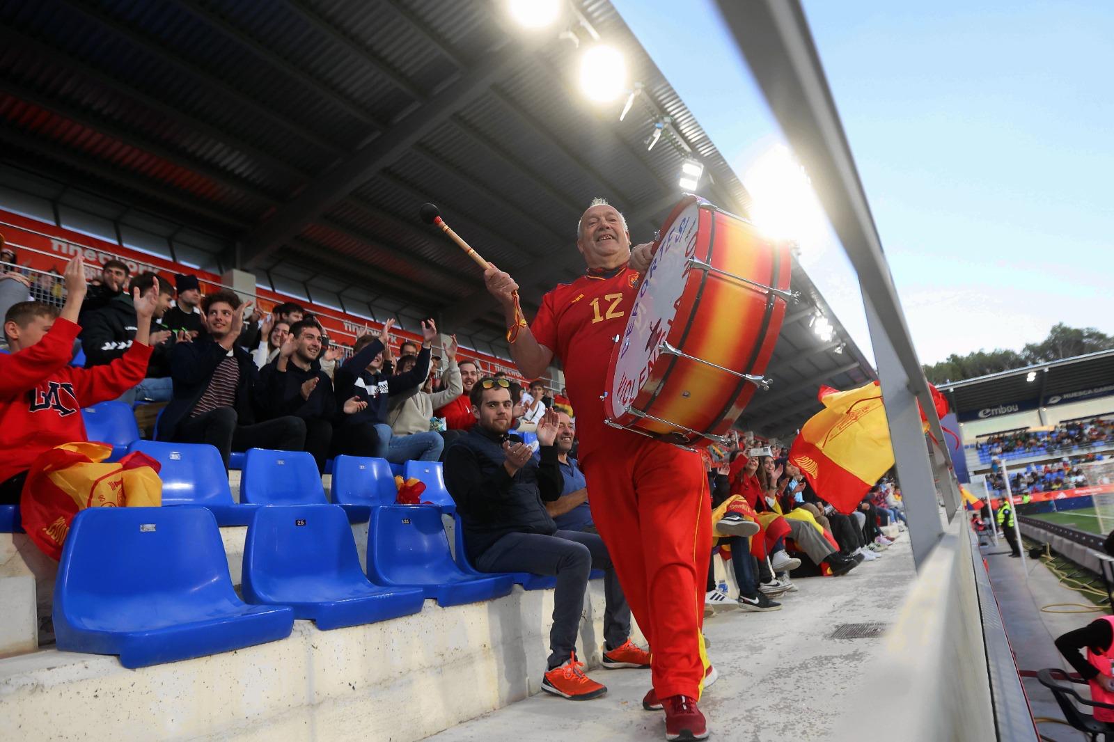 Fallece Manolo 'El del bombo', el hincha más popular del Huesca y de la ...
