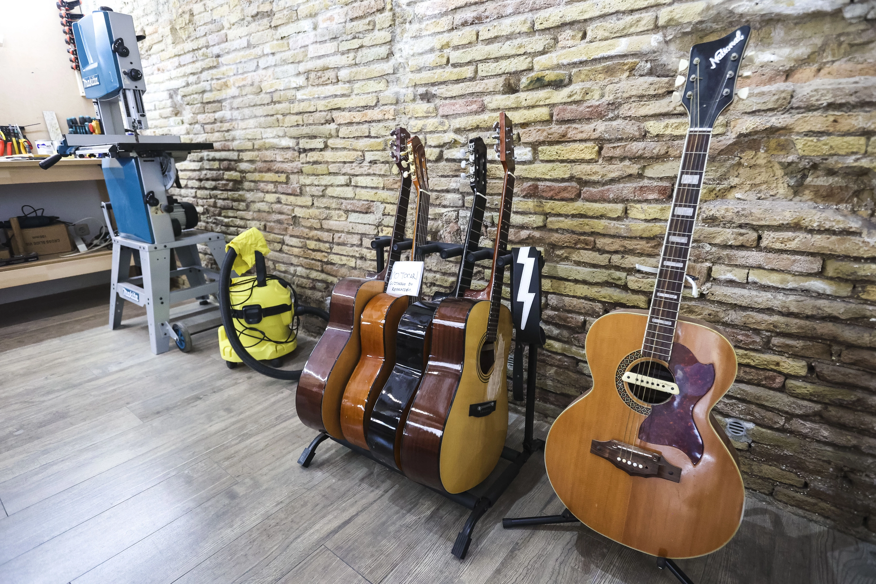 Una nueva tienda devuelve la música al corazón de Huesca: "Quiero ...
