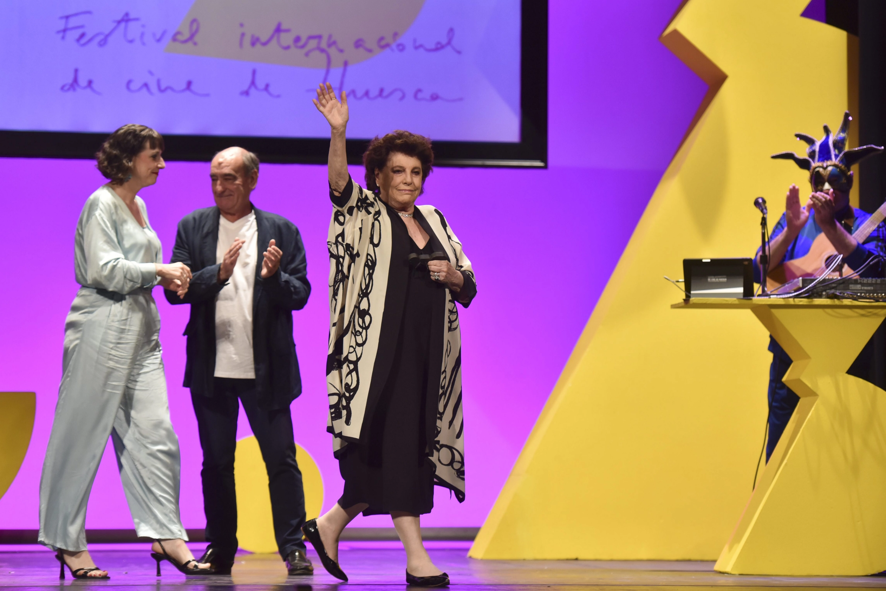 Charo López recibe el premio Luis Buñuel en el Festival de Cine de Huesca