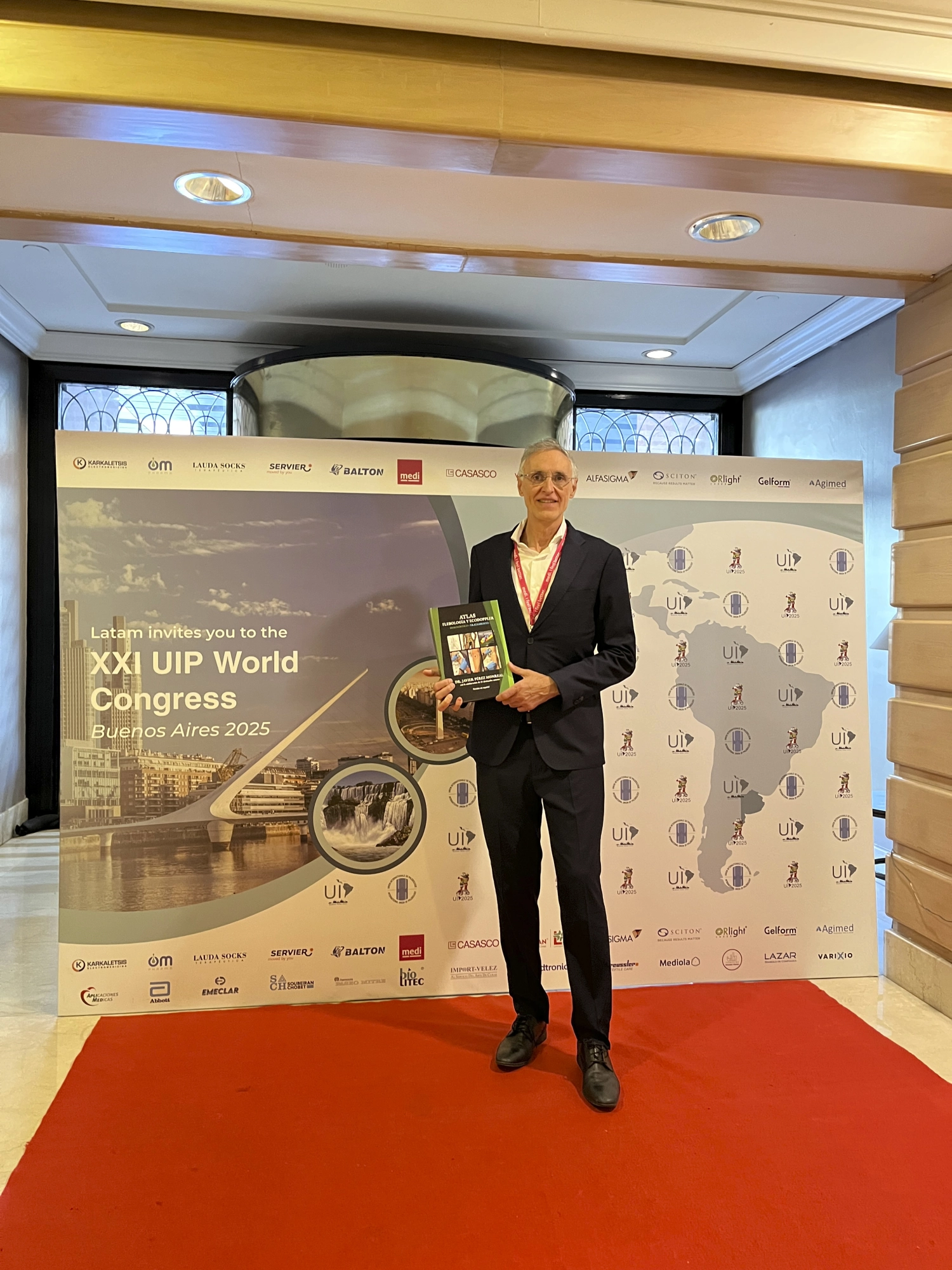 El oscense Javier Pérez Monreal publica un tratado de flebología