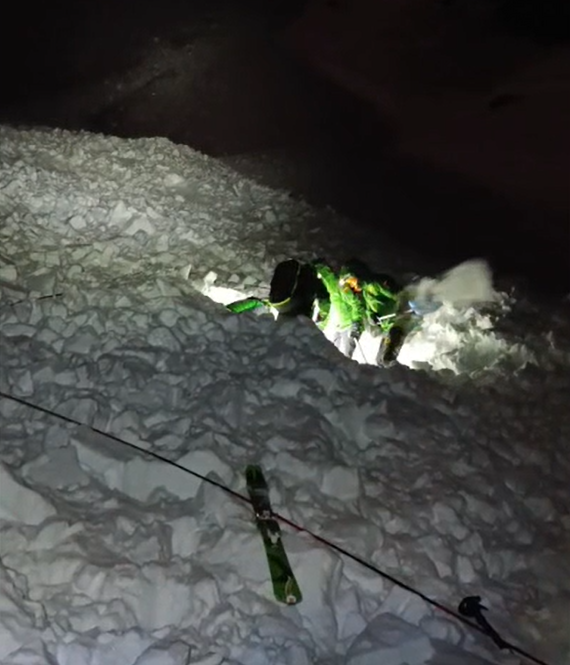 Nuevas imágenes del rescate al montañero atrapado por un alud en Bielsa