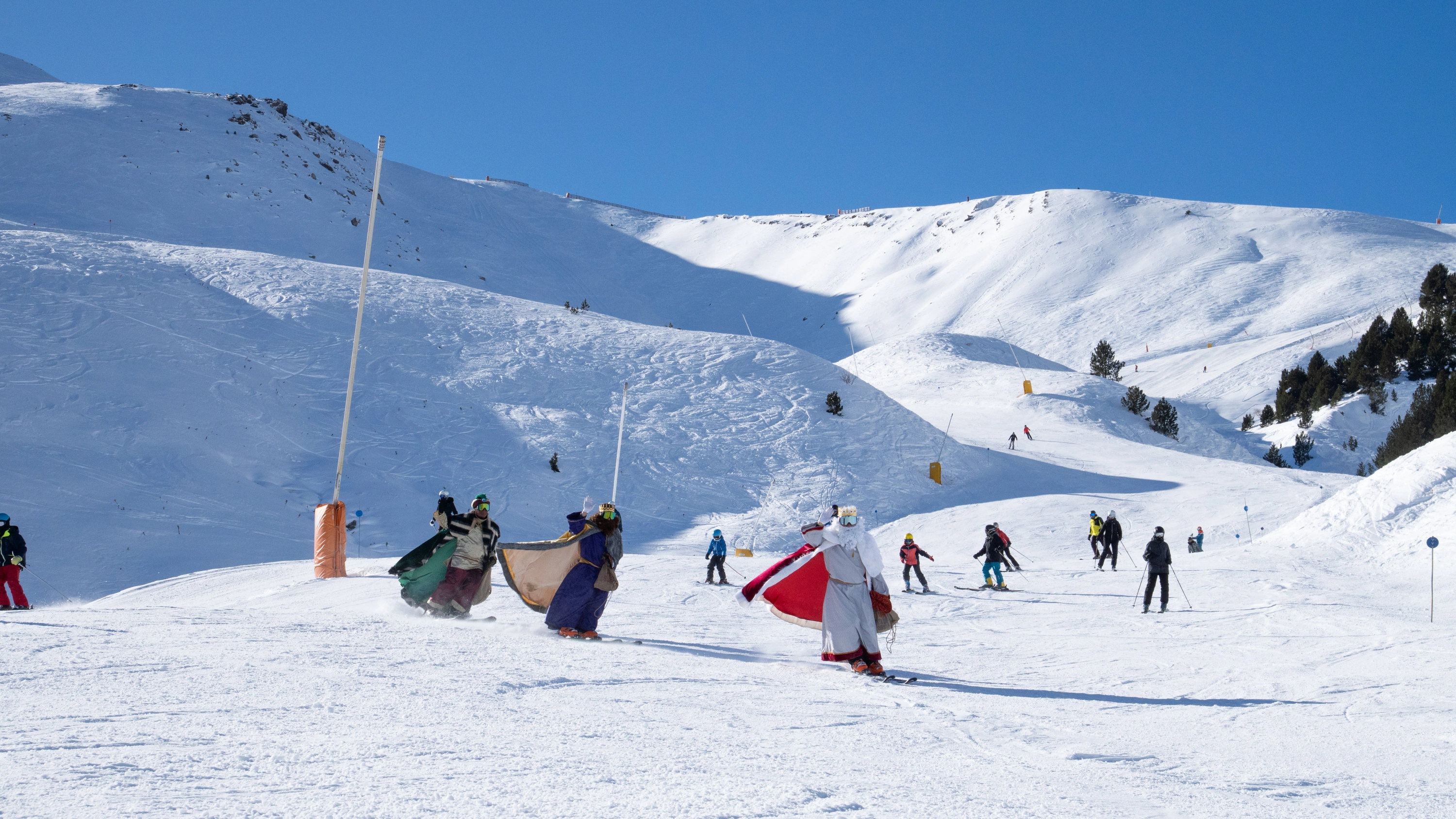 Fotos de la visita de los Reyes Magos a las estaciones de Aramón en el ...